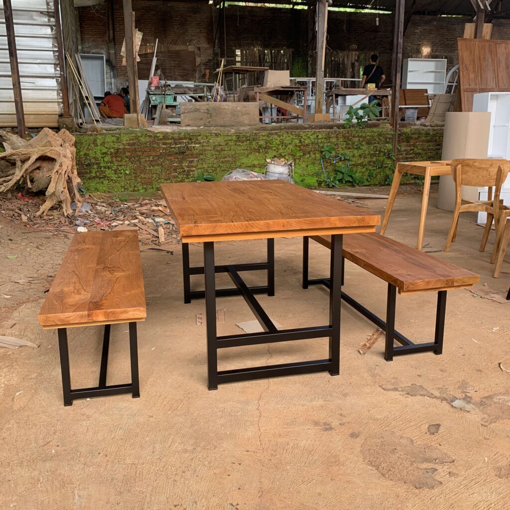 Dining Set Kombinasi Kayu Jati Gaya Industrial dari Jepara
