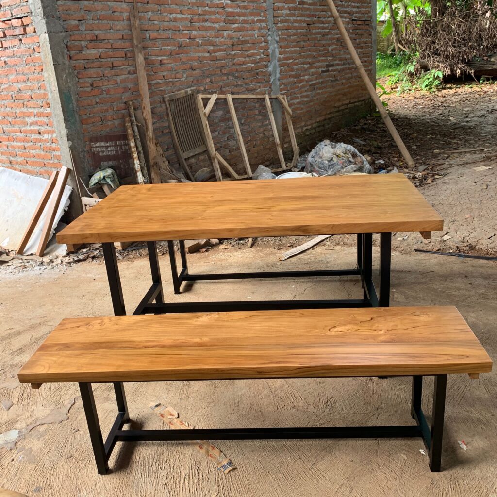 Dining Set Kombinasi Kayu Jati Gaya Industrial dari Jepara